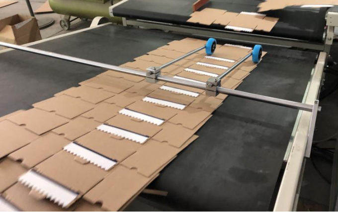 Packaging Folding Carton Gluing Machine 1310MM 1600kg Electric Driven